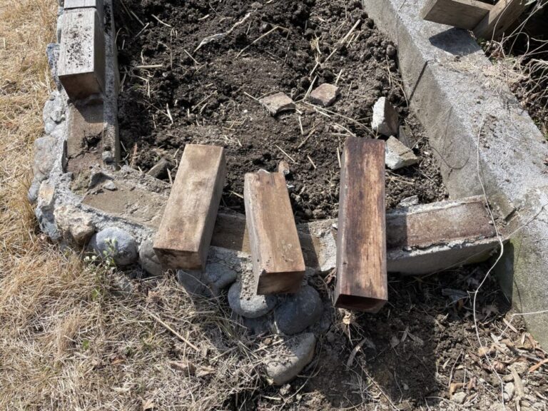 【ひとりde小屋づくり】＃1整地、ブロックと石積みでつくった菜園を解体する、3坪6帖「2×4ツーバイ工法」 ～すすむDIY - susumu-DIY